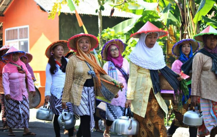 Menjadi Orang Desa yang Makan di Restoran Bergaya Pedesaan