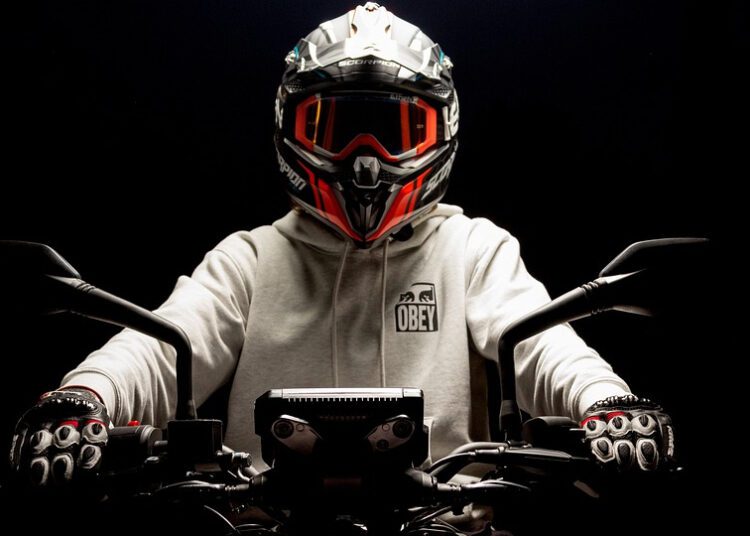 Nggak Mau Punya Helm Mahal biar Nggak Dianggap Orang Gila