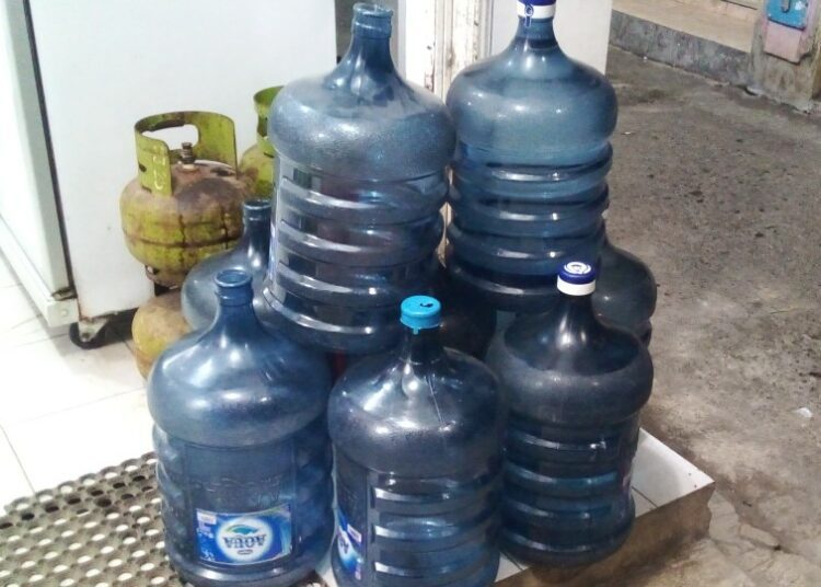 Kepribadian Orang Dilihat dari Cara Bawa Galon Pakai Motor Matic