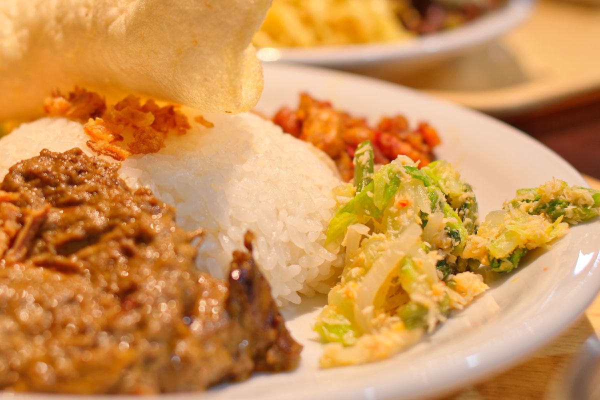Warung Nasi Rames Menyimpan Menu Red Flag. Jangan Dipesan!