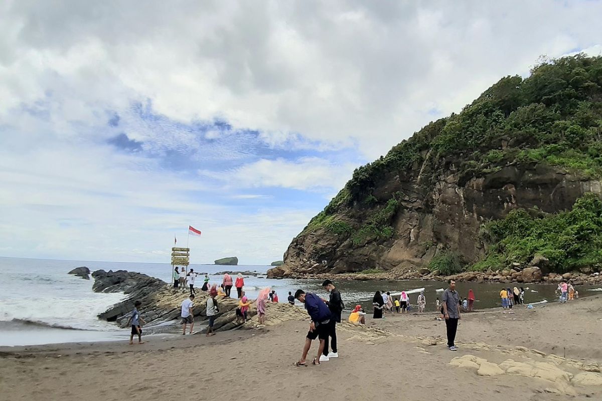 Pantai Watu Ulo Jember yang Kotor dan Menyimpan Kisah Tragis