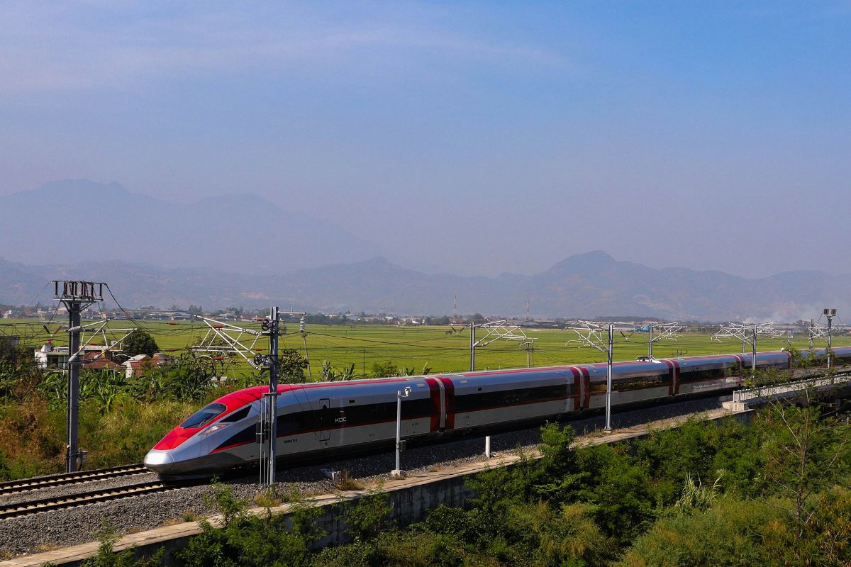 Whoosh vs Shinkansen: Indonesia Menang Cepat, tapi...