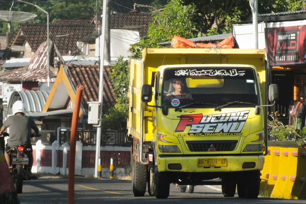 Jalan Raya Subang-Purwakarta Nggak Ada Bagus-bagusnya