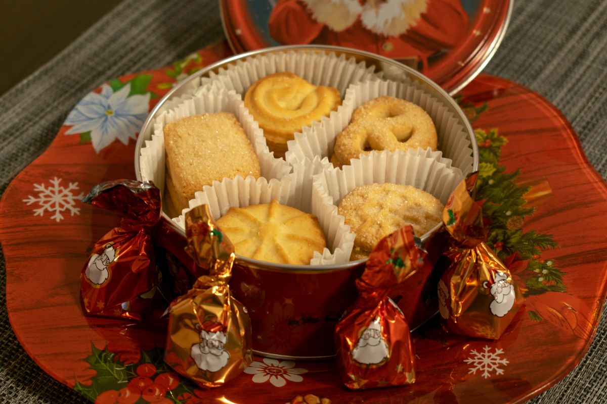 Rekomendasi Kue Kaleng Isinya Penuh, Nggak Bikin Sakit Hati