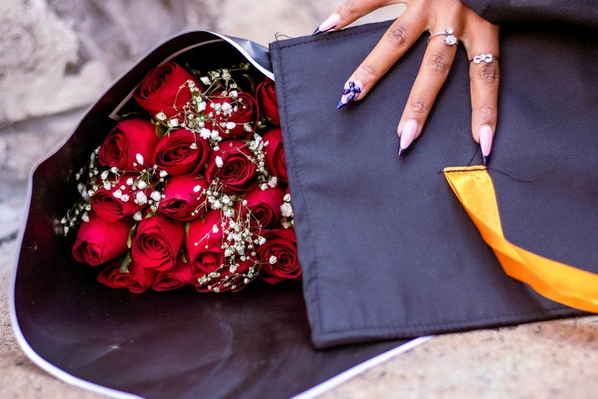 Wisuda UIN SATU Tulungagung Bikin Penjual Buket Ikut Resah