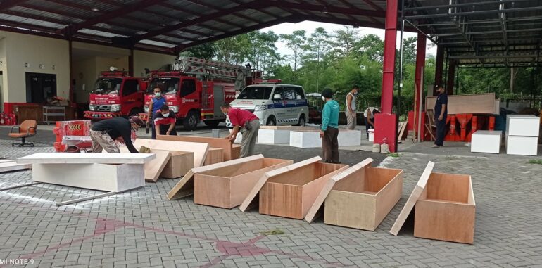 Donasi Peti Mati yang Dibuat Relawan dengan Berat Hati - Mojok.co