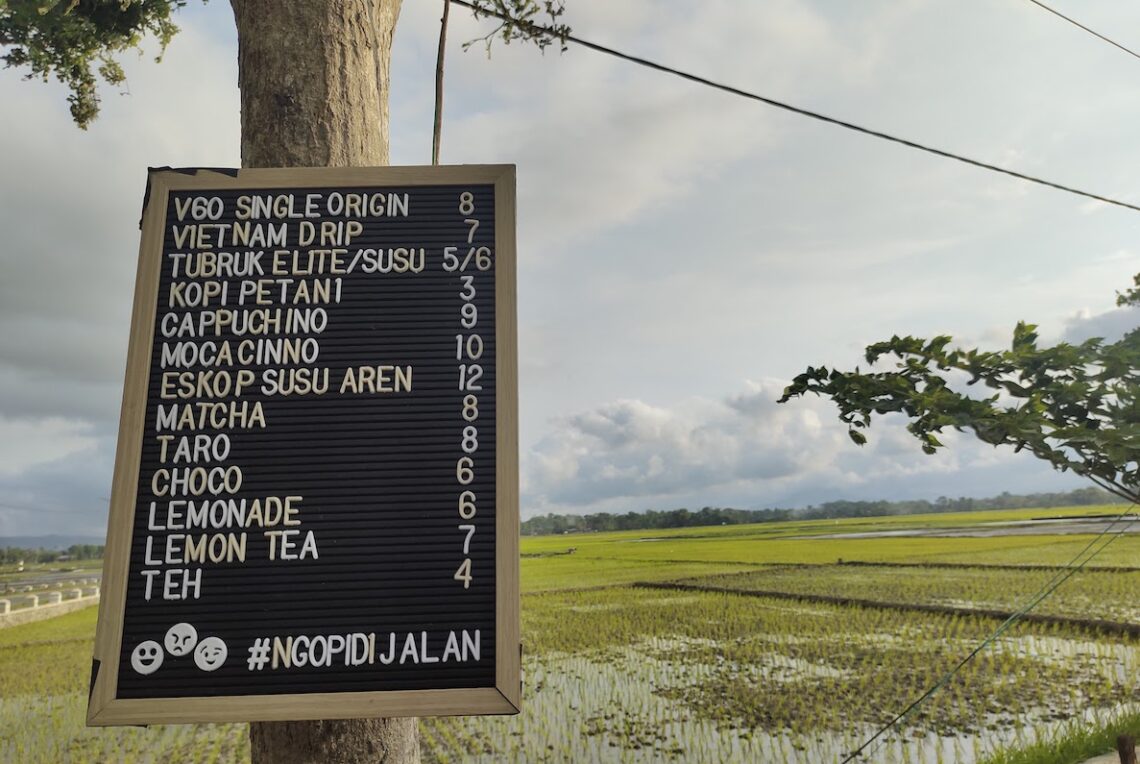 Kopi Rakyat: Menunya Kekinian Lokasinya di Pinggiran Sawah Pelosok ...