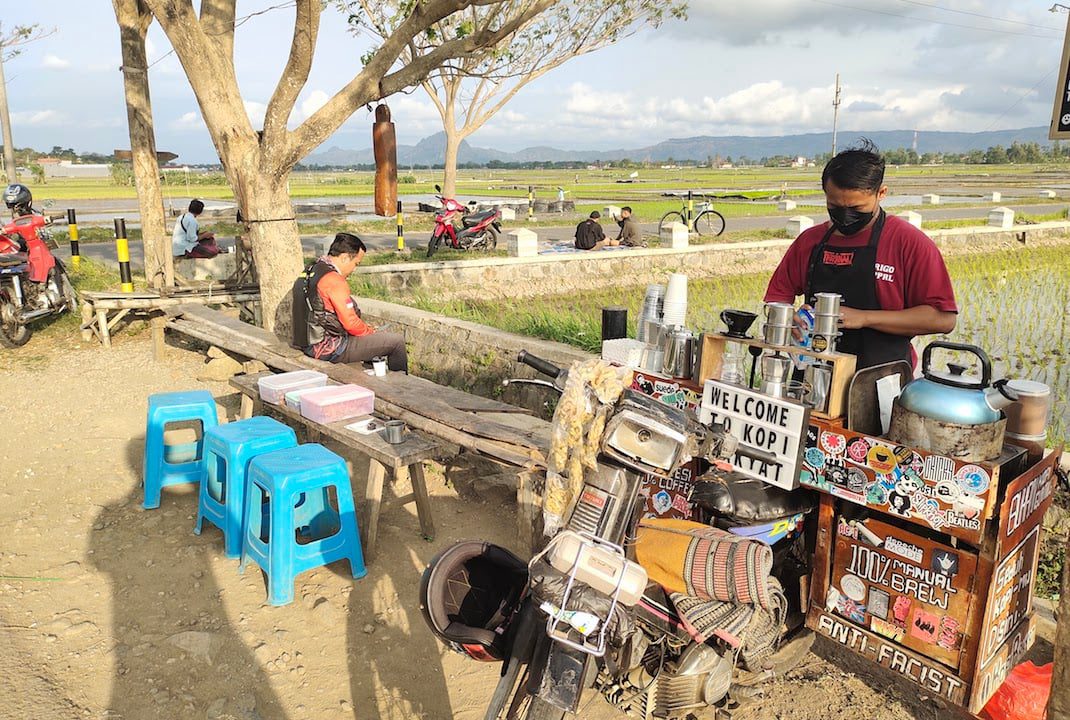 Kopi Rakyat: Menunya Kekinian Lokasinya di Pinggiran Sawah Pelosok ...