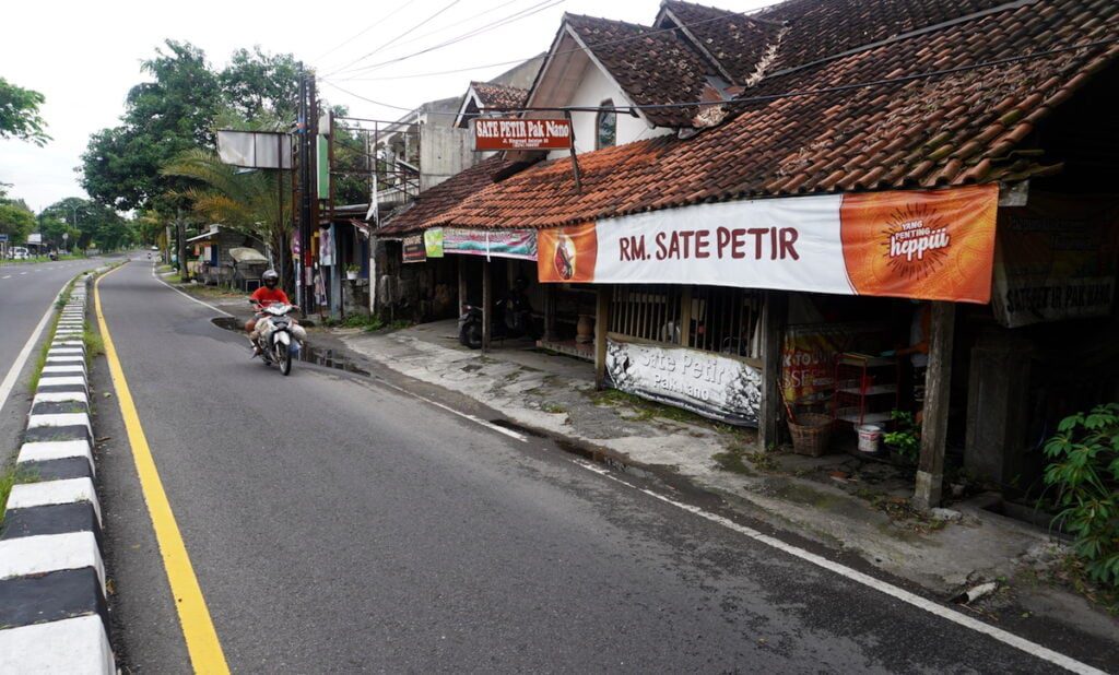 Sate Petir Pak Nano: Menatap Couple Goals Sambil Berurai Air Mata