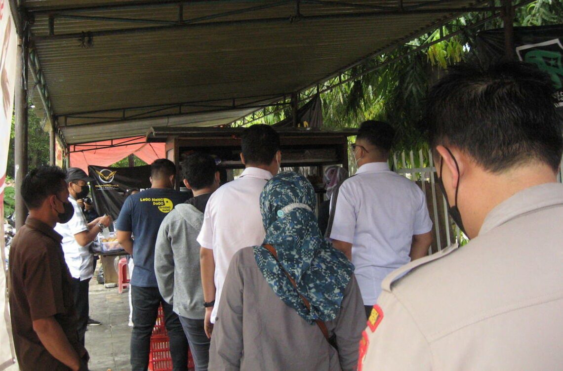 Warung Pojok Mbak Yuni yang Tak Pernah Sepi karena Berkah Satpol PP