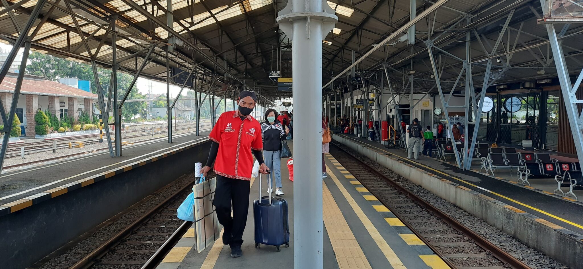 Potret Para Porter di Stasiun yang Tak Setiap Hari Pulang Bawa Uang