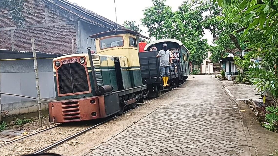 Mengalami Masa Lalu Membelah Hutan Jati dengan Kereta Uap di Cepu
