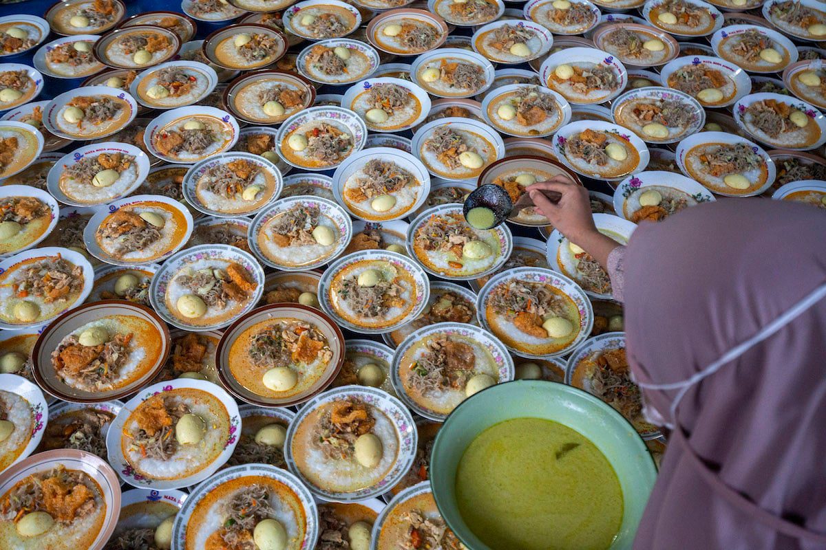 Berbuka dengan Bubur Sayur Lodeh di Masjid yang Berdiri Abad ke-16