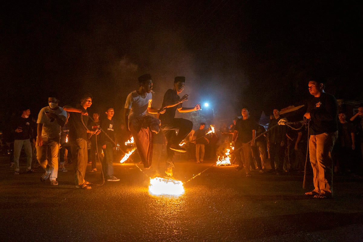 Merayakan Hari Kemenangan dengan Sepak Bola Api - Mojok.co