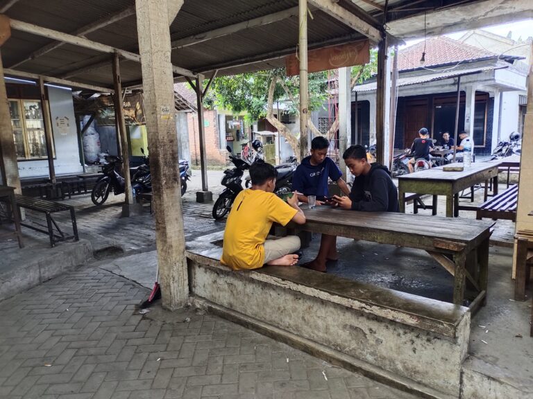 Warung Kopi Mak Waris, Tempat Ngopi Para Petani yang Melegenda