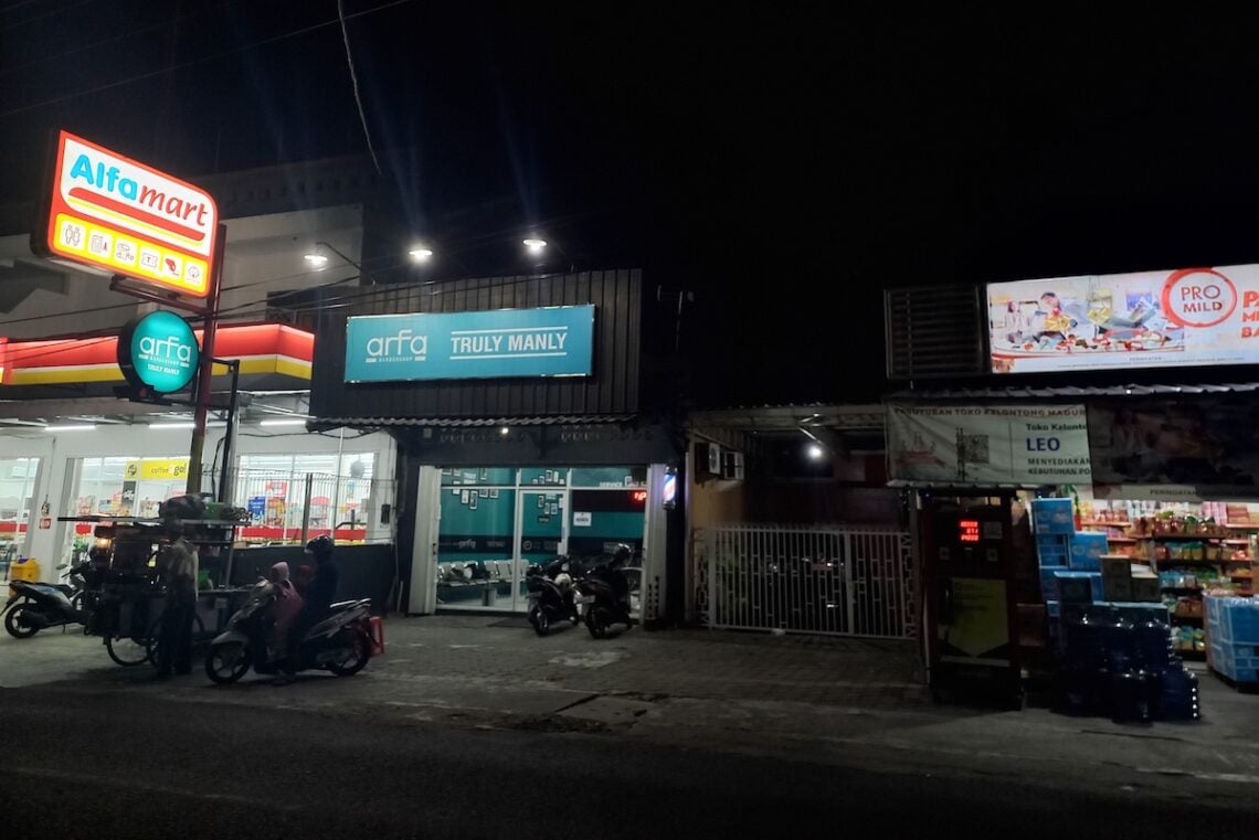 Toko Kelontong Madura, Toko Kecil Berani Mepet Indomaret dan Alfamart