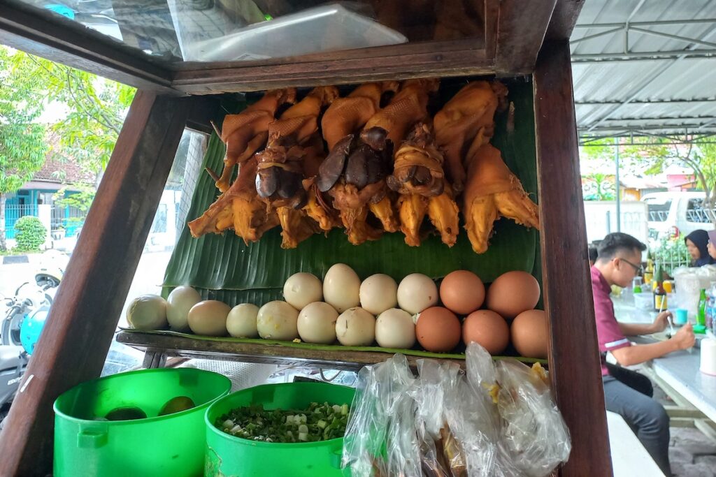 Menikmati Soto Ayam Mardi, Soto Lamongan yang Menyembuhkan