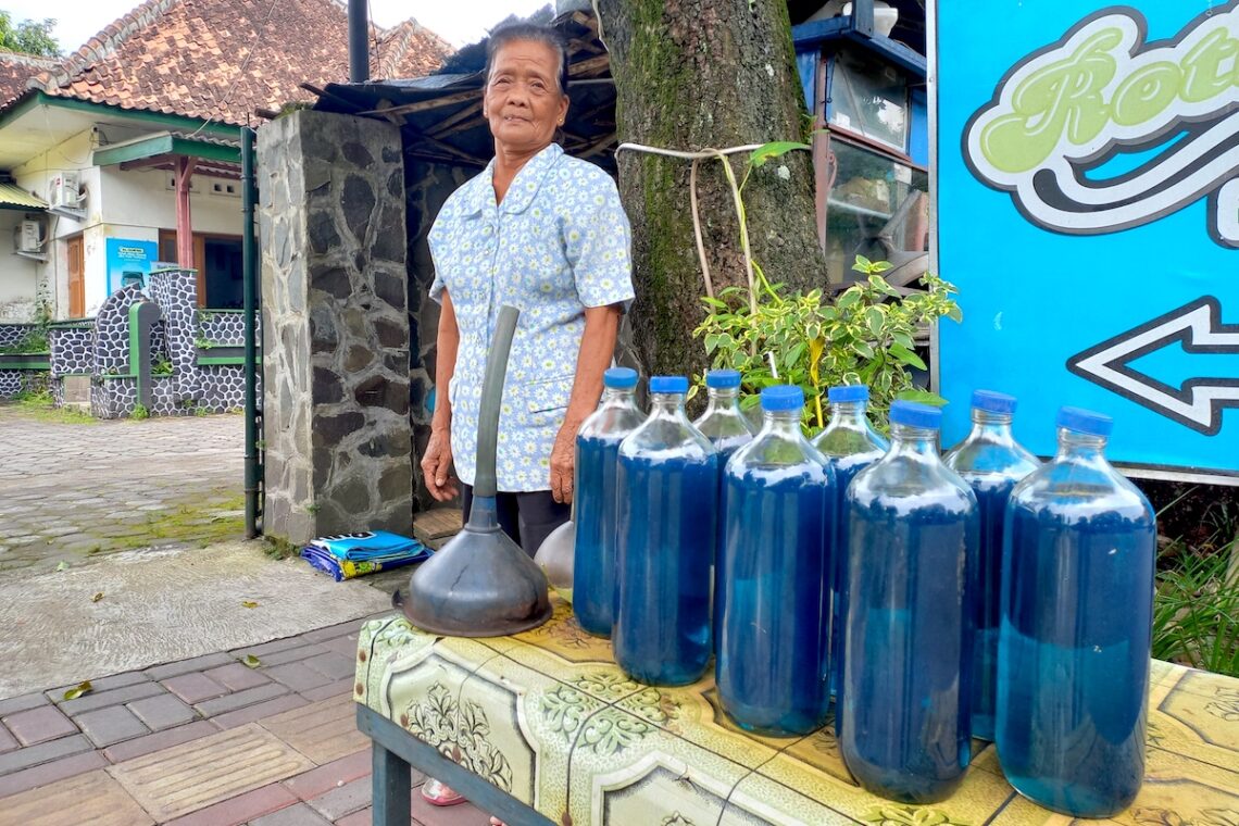 Kisah Sri, 40 Tahun Jualan Bensin Eceran