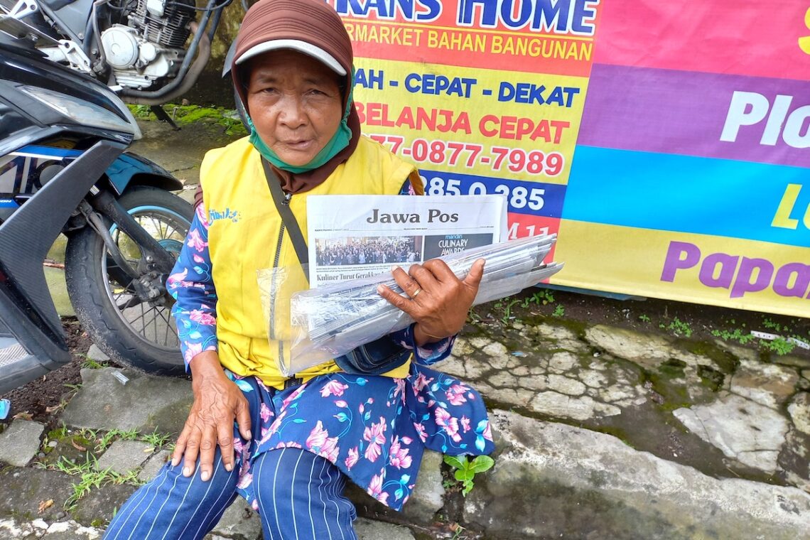 Kisah Loper Koran, Jualan Demi Sesuap Nasi Meski Sepi Pembeli