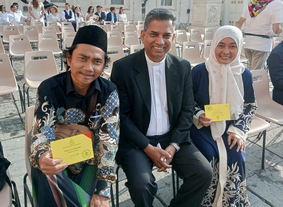 Kisah Deni, Santri Banten Cium Tangan Paus dengan Khusyuk