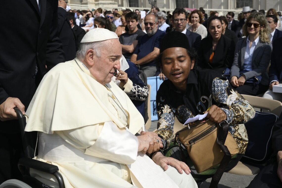 Kisah Deni, Santri Banten Cium Tangan Paus dengan Khusyuk