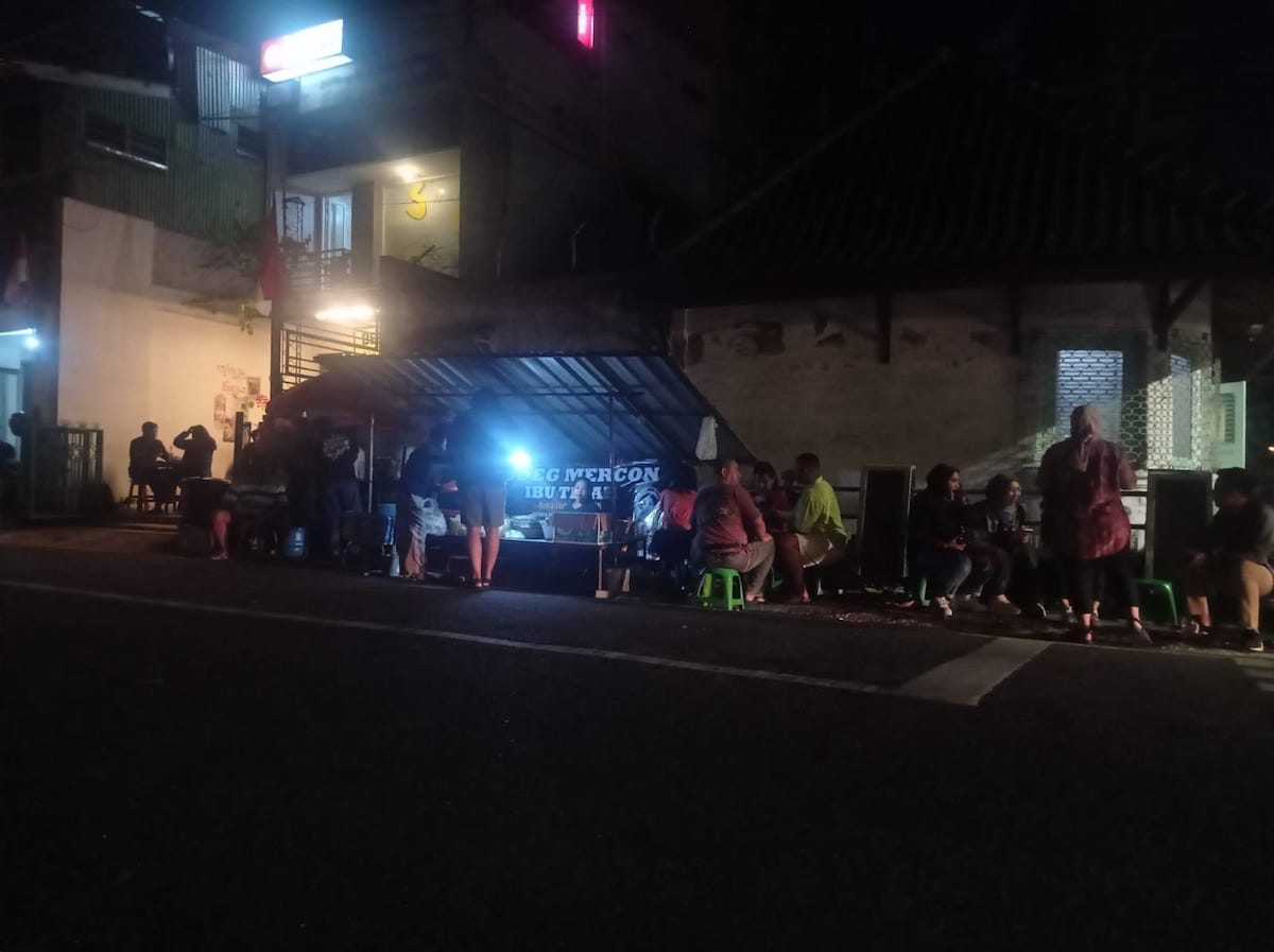 Gudeg Mercon Bu Tinah, Gudeg Laris yang Menyalahi Pakem