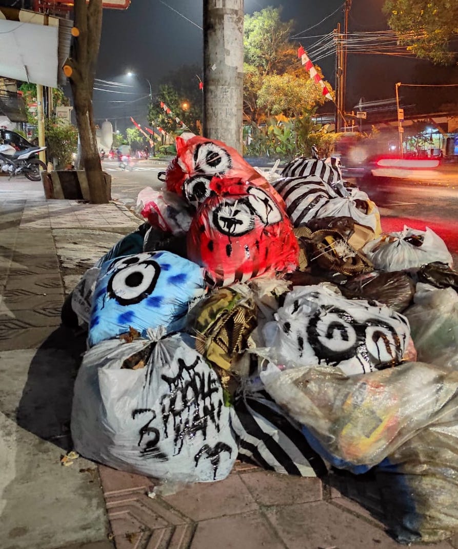 Sentilan Karya Adit ‘Doodleman’ di Tumpukan Sampah Kota Jogja