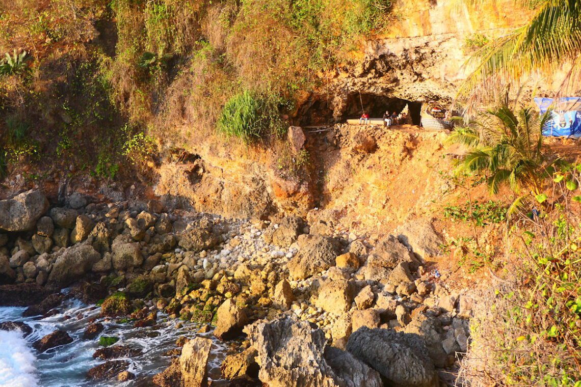 Goa Langse: Tempat Jokowi dan Anies Mencari Dukungan Gaib