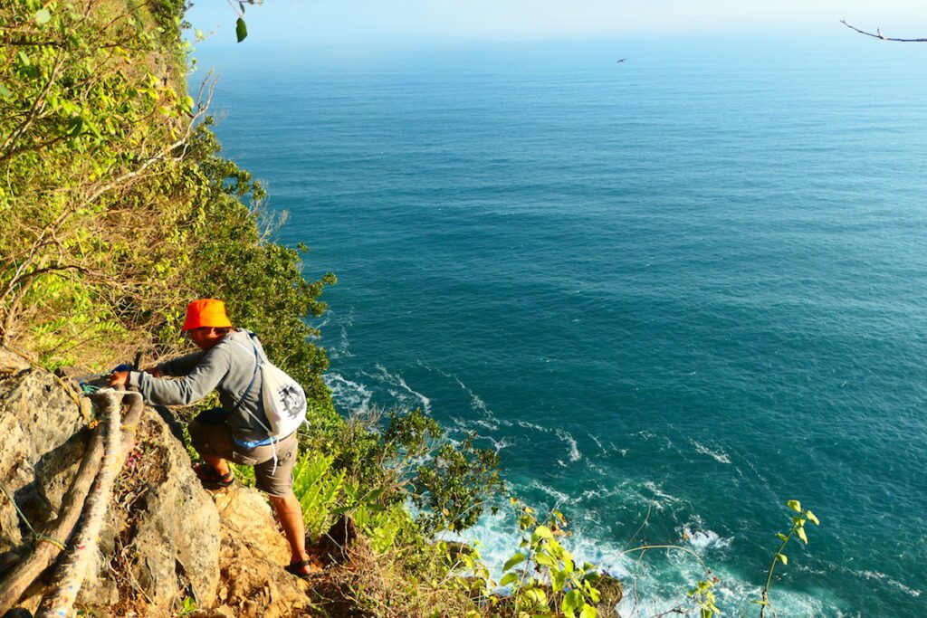 Goa Langse: Tempat Jokowi dan Anies Mencari Dukungan Gaib