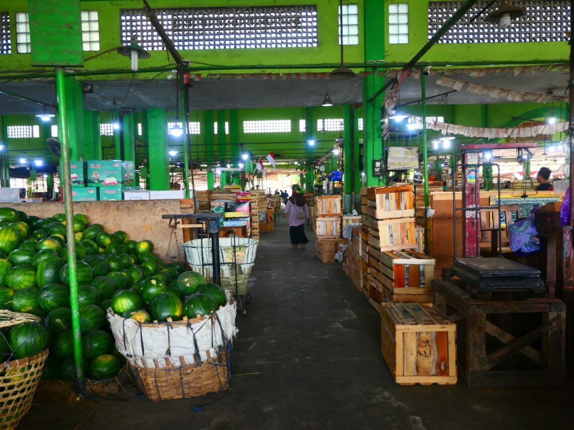 Buruh Gendong Menangisi Beban Hidup yang Berat tapi Tetap Kuat