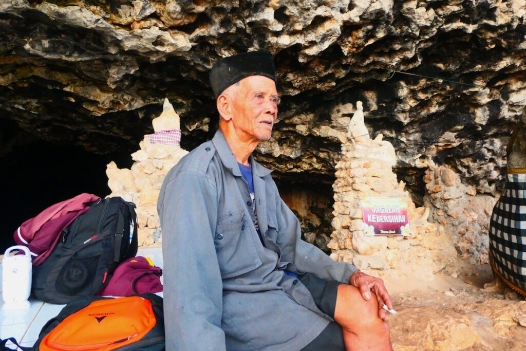 Goa Langse: Tempat Jokowi dan Anies Mencari Dukungan Gaib