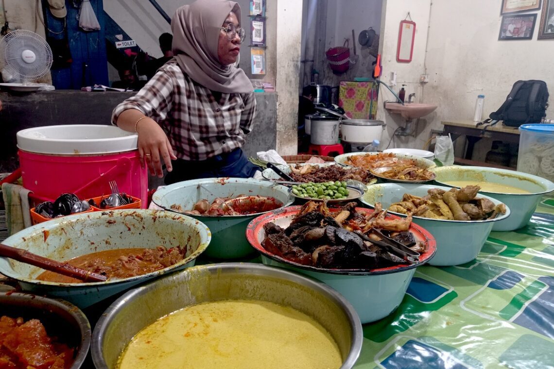 Kuliner Malam di Semarang yang Enak Itu Gudeg Koyor Mbak Tum