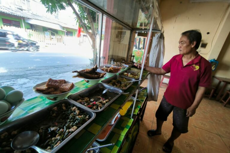 Iwak Kali Bu Jasman, Sepi Sebab Langgar Pesan Emha?