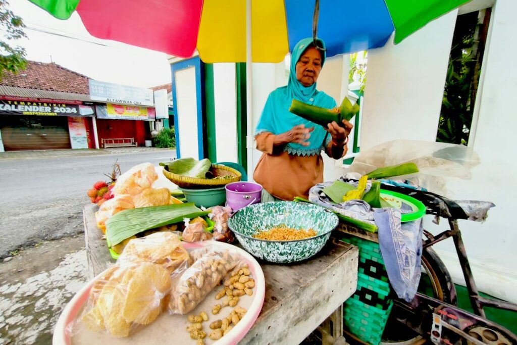 Mbah Setu, Penjual Pecel di Sedayu yang Hobi Beri Bonus