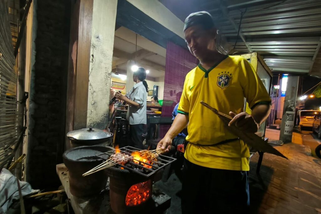 Berkah Sate Pak Dakir yang Menjadikan Anaknya Guru Besar ITS