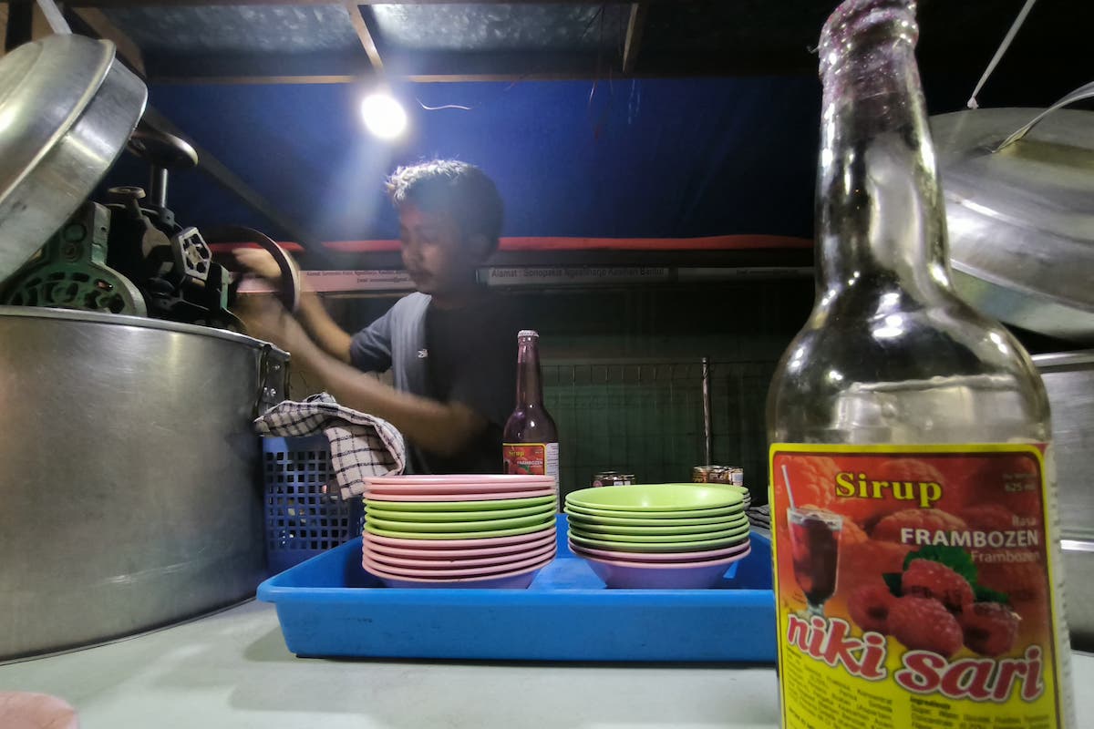 Karakter Madura di Burjo Madura dengan Tenda Berwarna Kuning