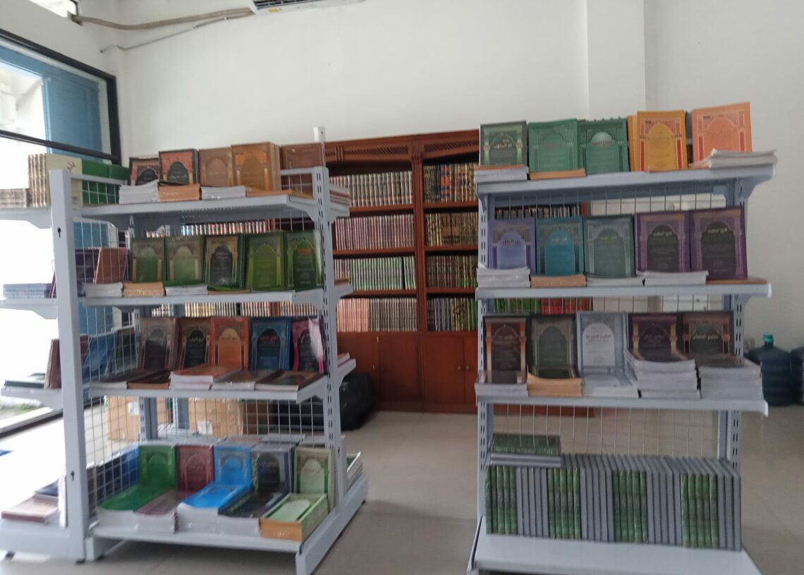 Toko Kitab Buka di Tengah Kos LV Jogja, Banjir Cuan Puluhan Juta