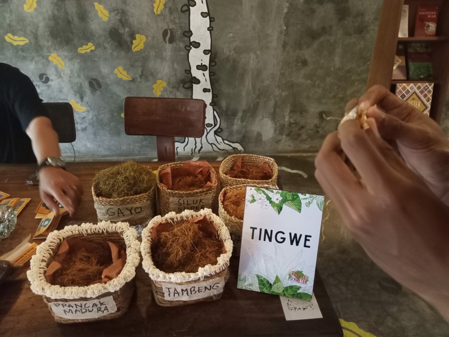 Tingwe, Alternatif Anak Muda Tetap Ngebul Tapi Murah dan Nikmat!