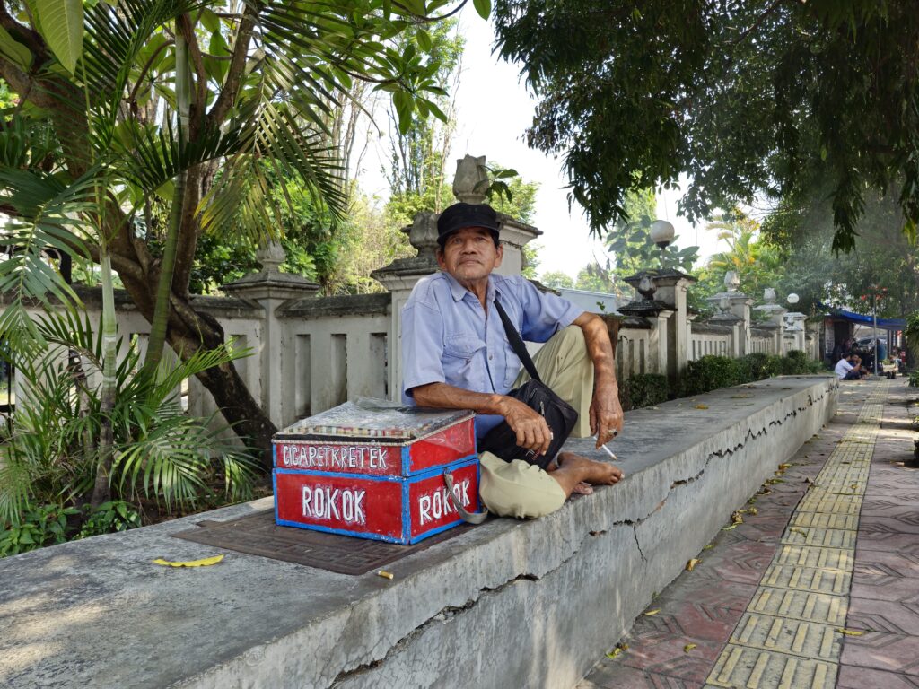 Kakek 72 Tahun Keliling Jogja Jual Rokok Asongan, Hidupi 5 Cucu!