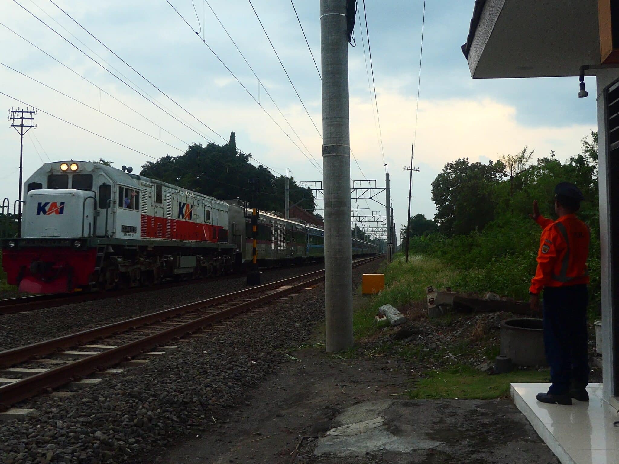 Tugas Penjaga Jalan Lintasan Kereta Api Menyelamatkan Nyawa