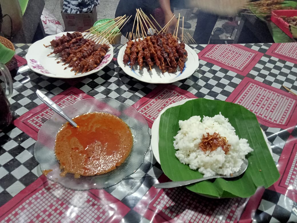 Warung Sate Pertama di Blora: Pemiliknya Orang Aneh, tapi Laris